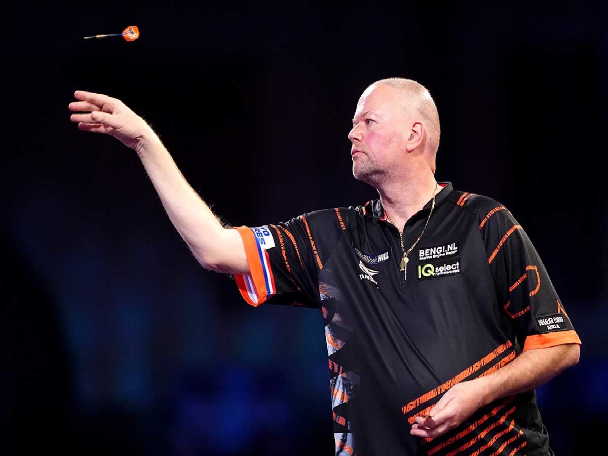 Raymond van Barneveld makes winning return at darts World Championships ...