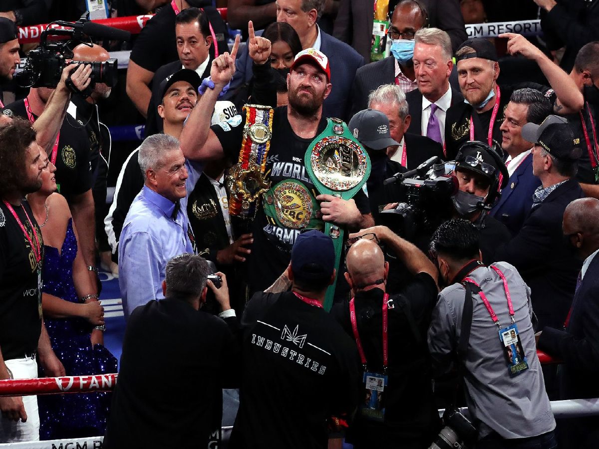 Tyson Fury retains WBC heavyweight title against Deontay Wilder in ...