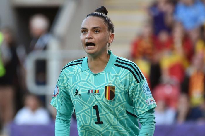 Chelsea complete the signing of Belgium international Nicky Evrard from ...