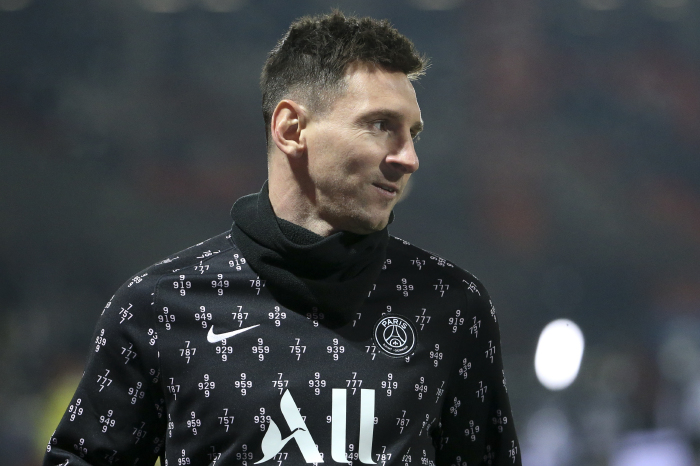 Social Zone: Messi enjoys an eye-catching holiday, while Mbappe towers ...