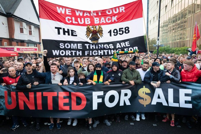 Manchester United fans turn up in their thousands to protest against ...