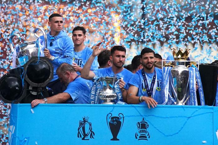 Manchester City players and fans shrug off bad weather to celebrate at ...