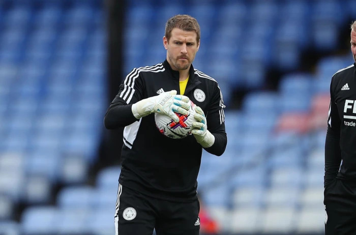 Leicester goalkeeper Alex Smithies forced to retire due to injury