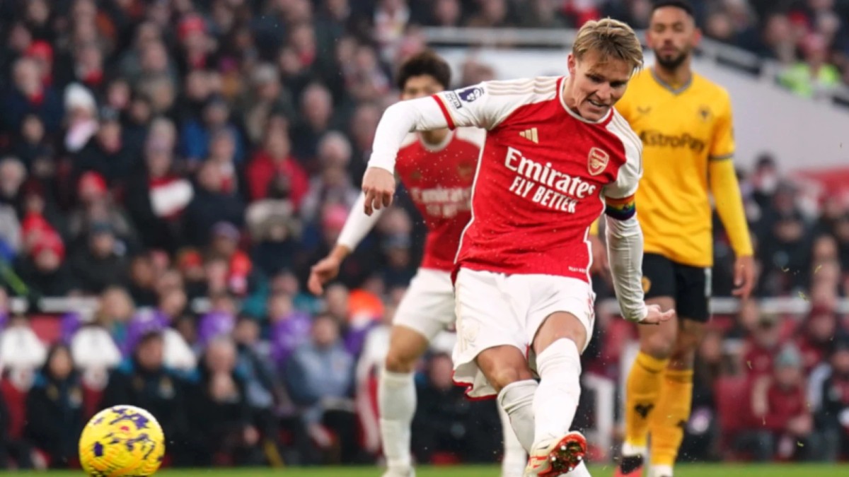 Arsenal open up four-point lead at the top of the table after seeing off Wolves