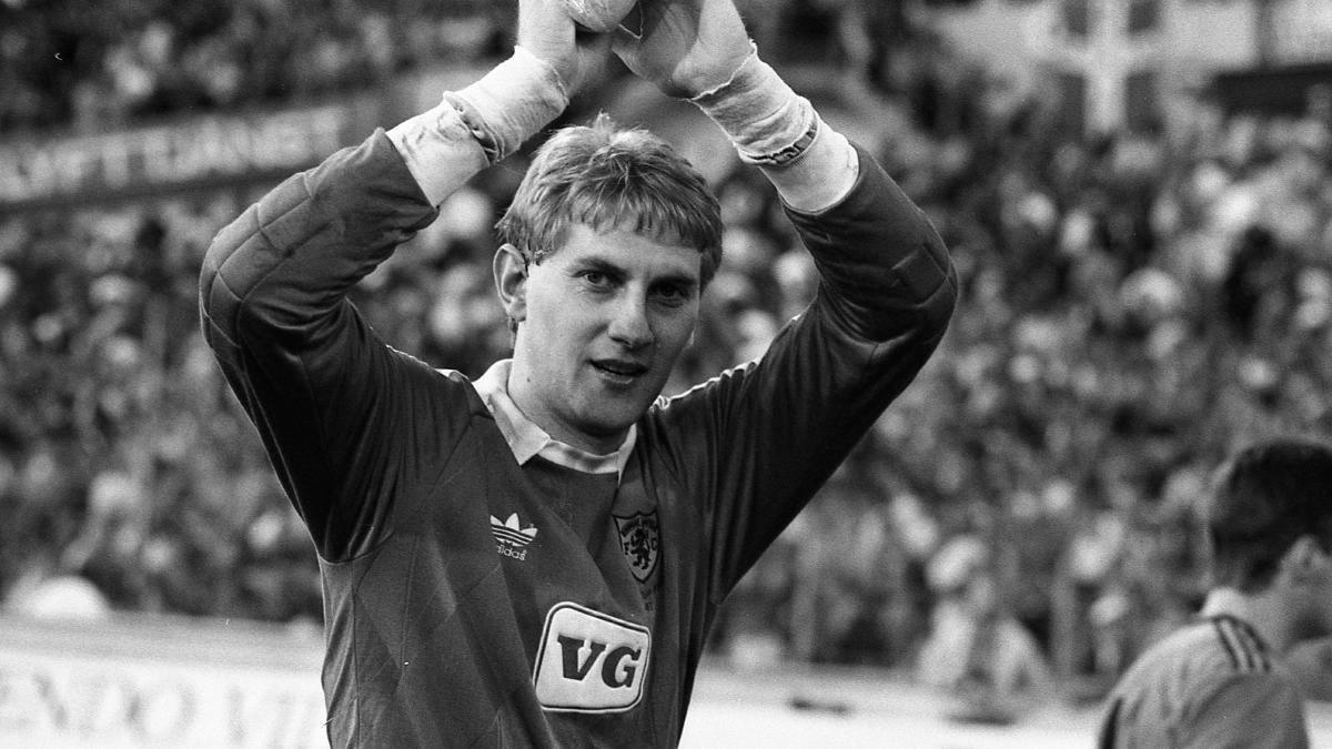 Tributes pour in for late former Scotland goalkeeper Billy Thomson