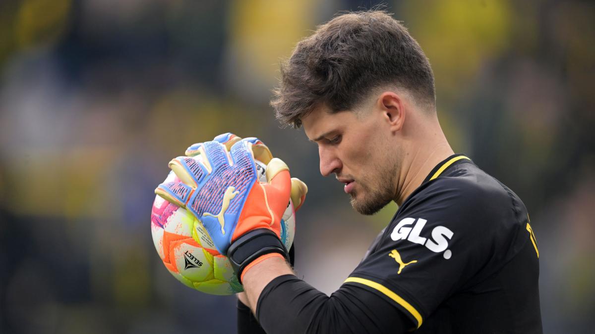 WATCH: Borussia Dortmund keeper makes extraordinary blunder in Der ...