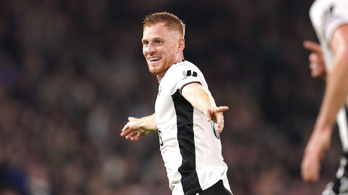 Fulham cruise past 10-man Aston Villa to put the heat on Steven Gerrard