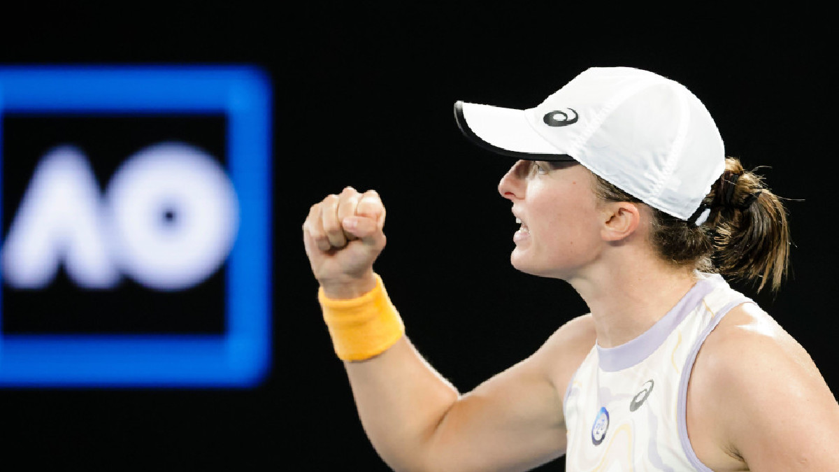 Iga Swiatek advances with straight-sets win at Australian Open