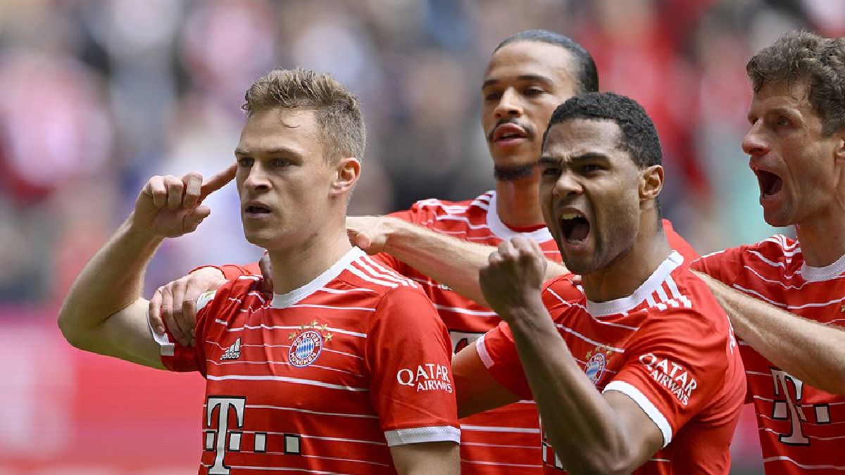 Bayern and Borussia Dortmund both win as Bundesliga title battle continues