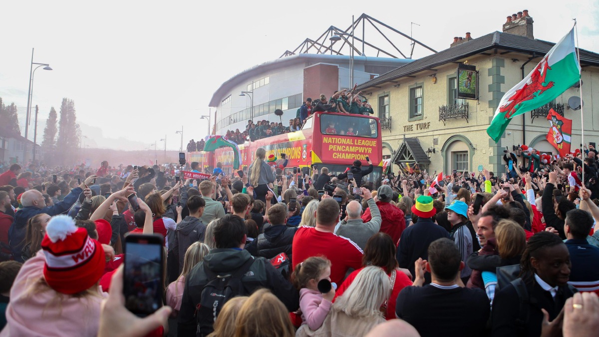 Co-owners Ryan Reynolds and Rob McElhenney join Wrexham celebrations in ...