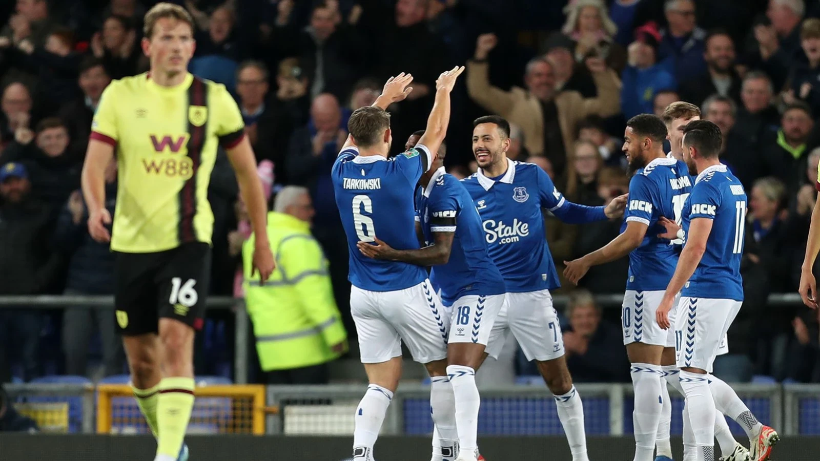 Everton honour Bill Kenwright with perfect send off