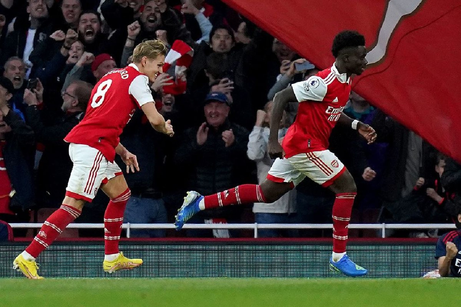 Bukayo Saka the hero as Arsenal take top spot with thrilling Liverpool ...