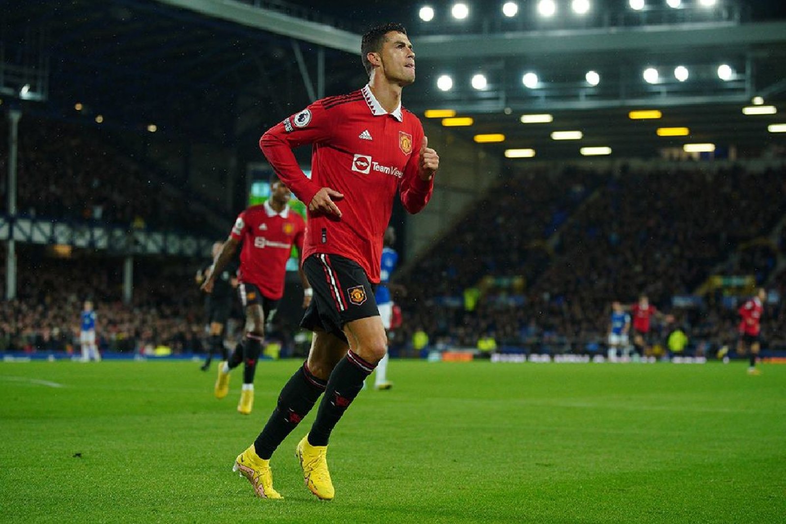 Cristiano Ronaldo snatches victory for Man United with 700th club goal ...