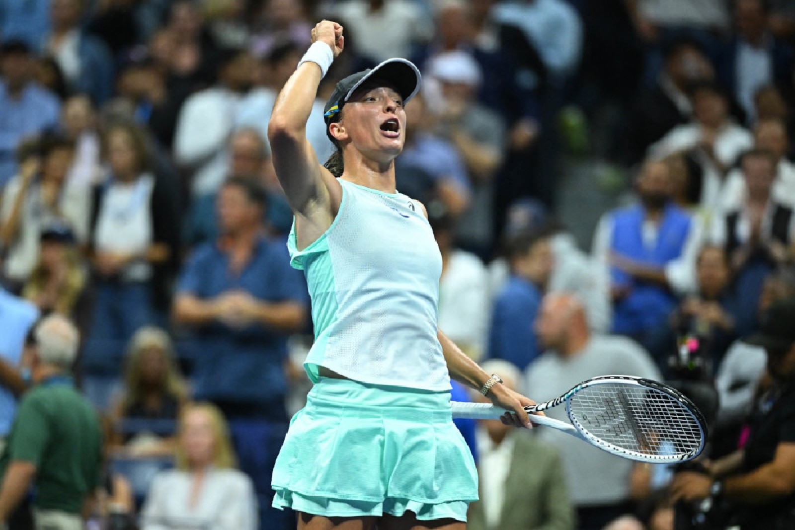 Top seed Iga Swiatek marches on at wet Australian Open | PlanetSport