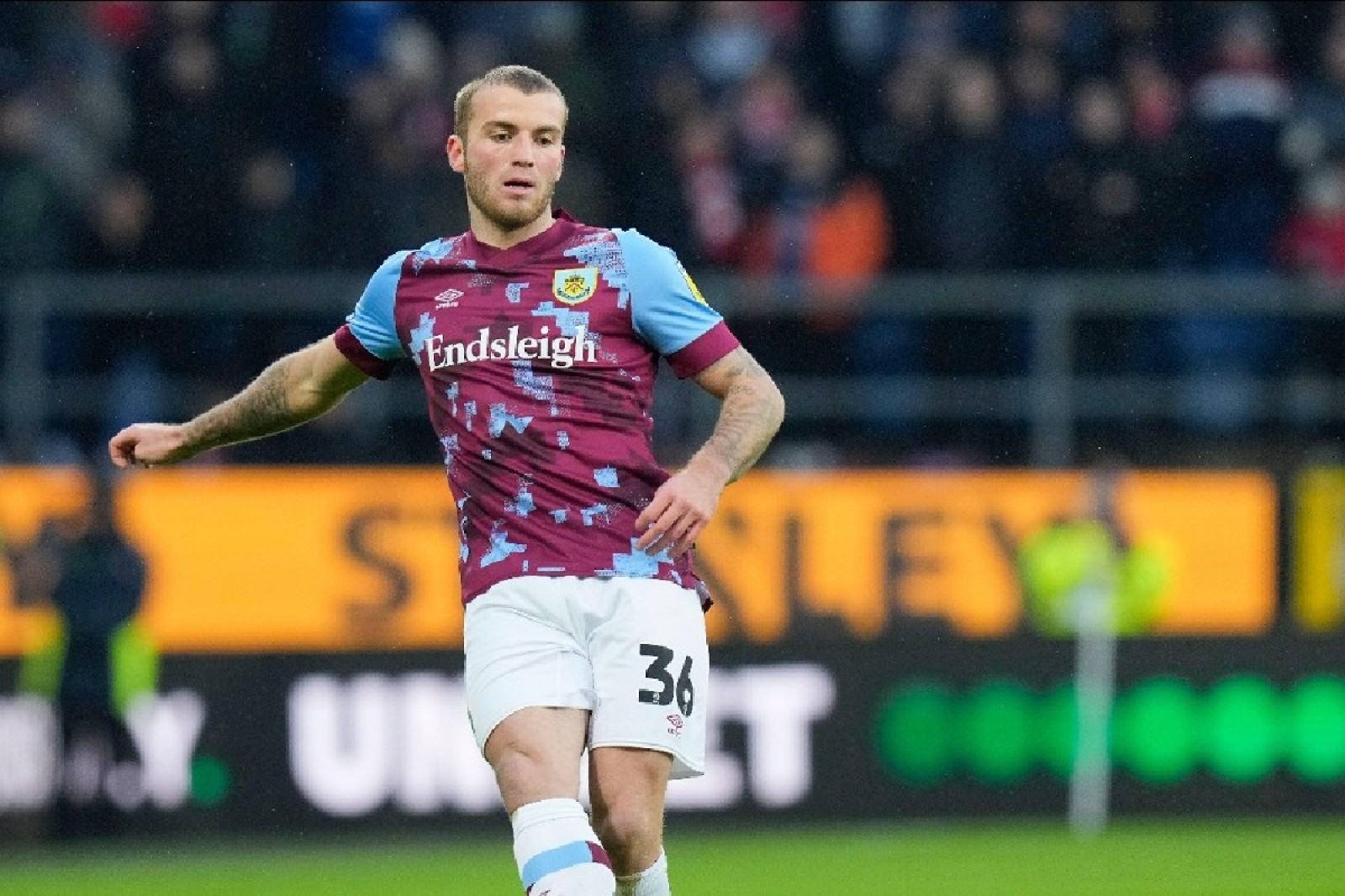 Burnley want to keep Borussia Mönchengladbach loanee Jordan Beyer ...