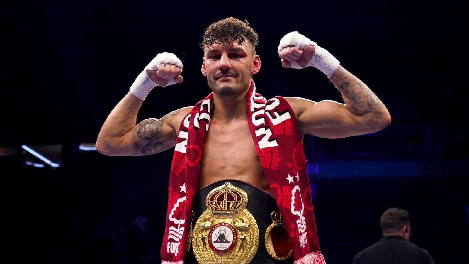 Leigh Wood dominates Mauricio Lara to win back featherweight title by ...