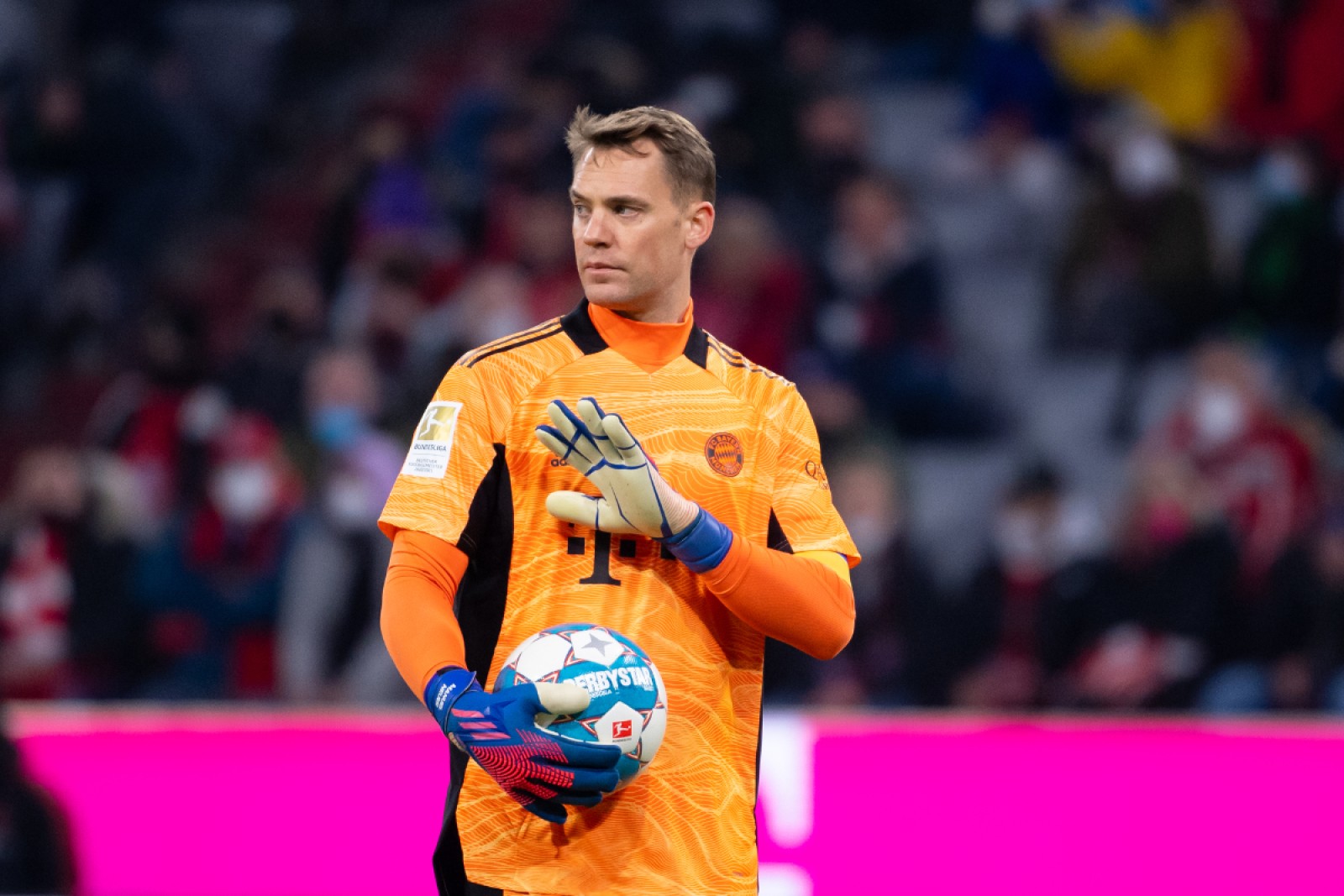 Bayern Munich goalkeeper Manuel Neuer breaks leg in skiing accident ...