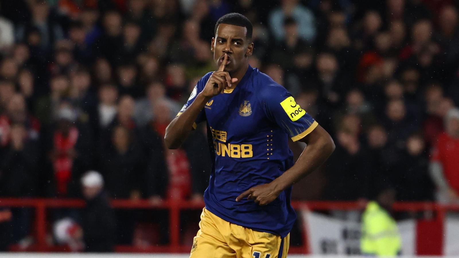 Newcastle's Alexander Isak nets last-gasp penalty to break Nottingham ...
