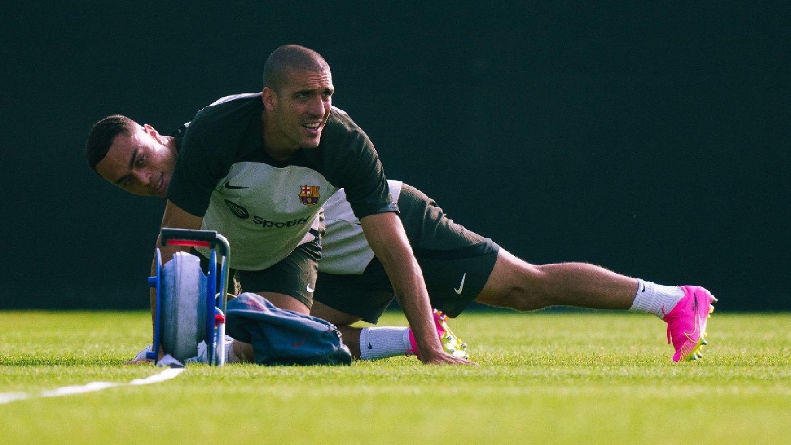 Barcelona unveil midfielder Oriol Romeu as newest signing in the City ...