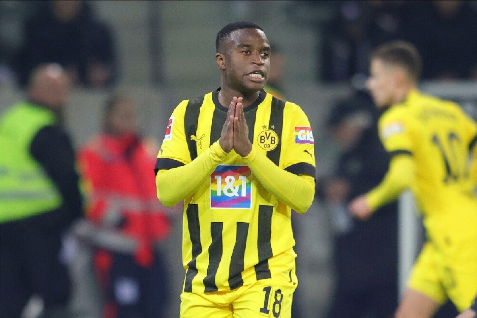 Youssoufa Moukoko to extend Borussia Dortmund contract - report ...